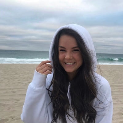 Skylar Healey Wiki, Age, Bio, Height, Boyfriend, Career, Net Worth