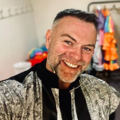 Julian Lewis Jones Wiki, Age, Bio, Height, Wife, Career, and Salary